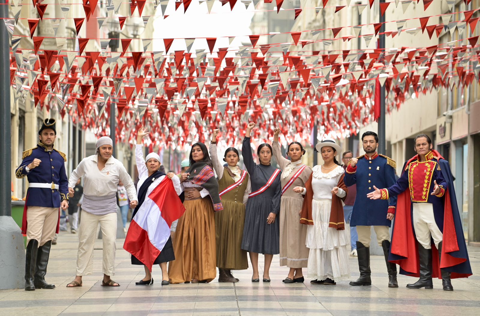 Héroes de la independencia recorren las calles de Lima por fiestas ...